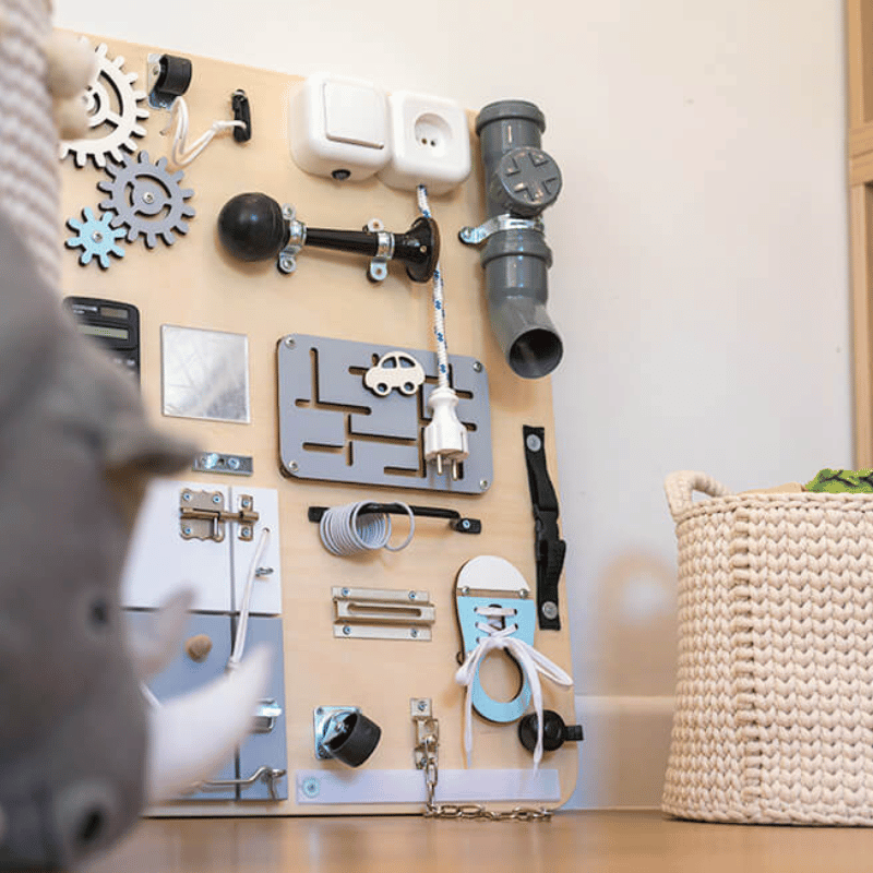 Busyboard Montessori - Fraise et Bois